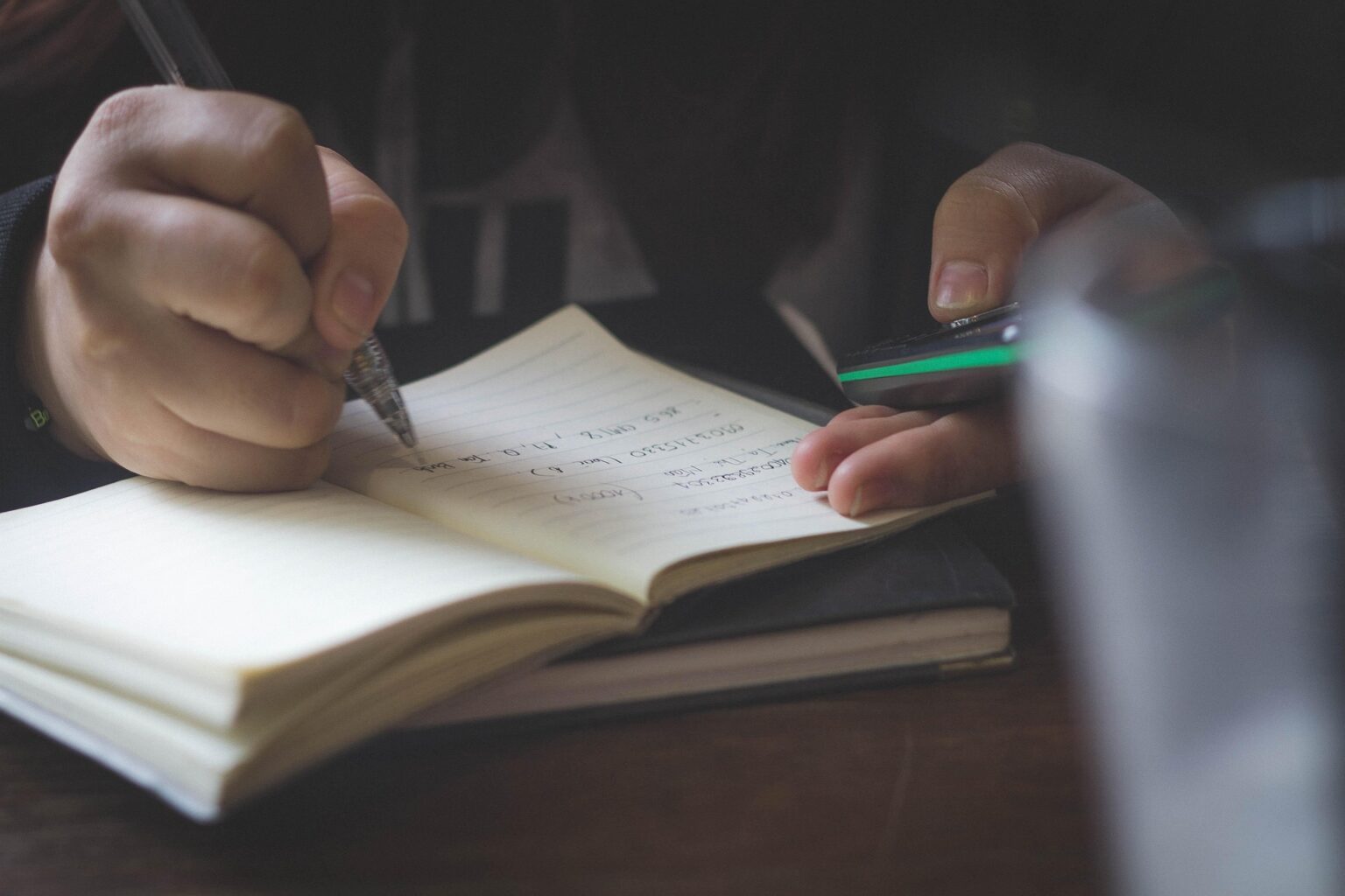 Conhecendo o verbo Took em inglês: significado e modos de uso